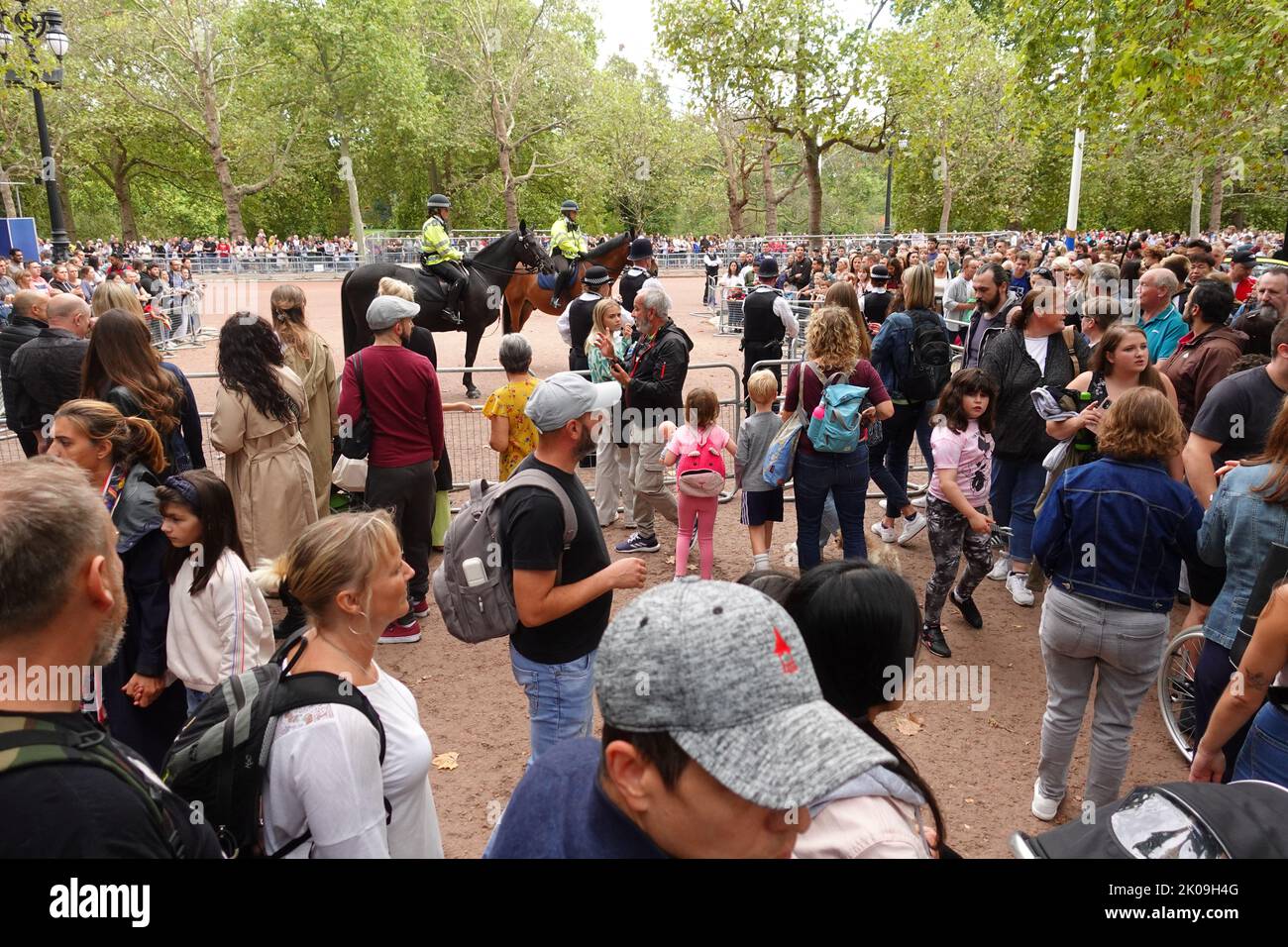 10.. September 2002 - Tausende strömen über den Green Park zum ...