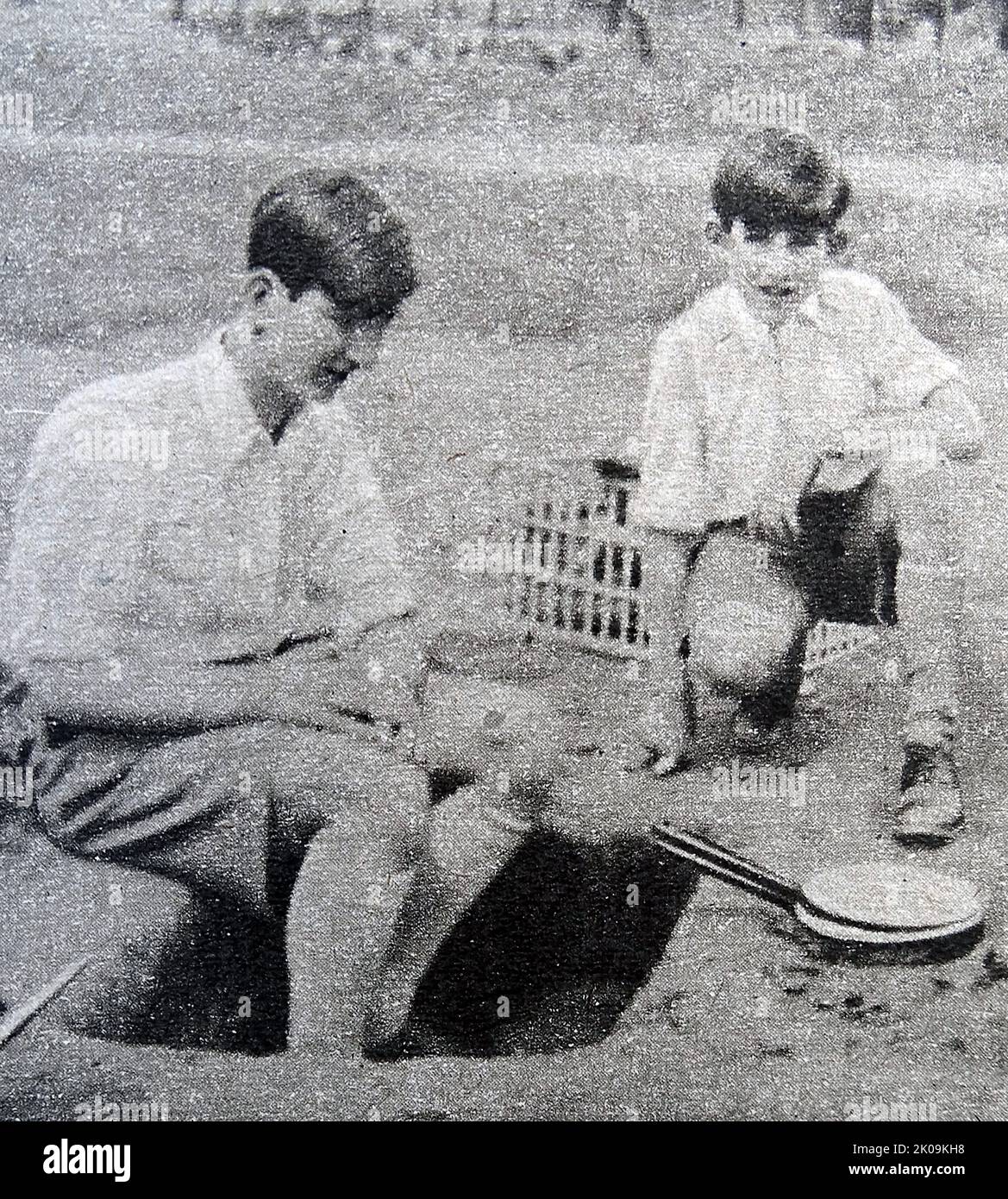 Prinz Peter und Prinz Andreas von Jugoslawien im Jahr 1939. Peter II ...
