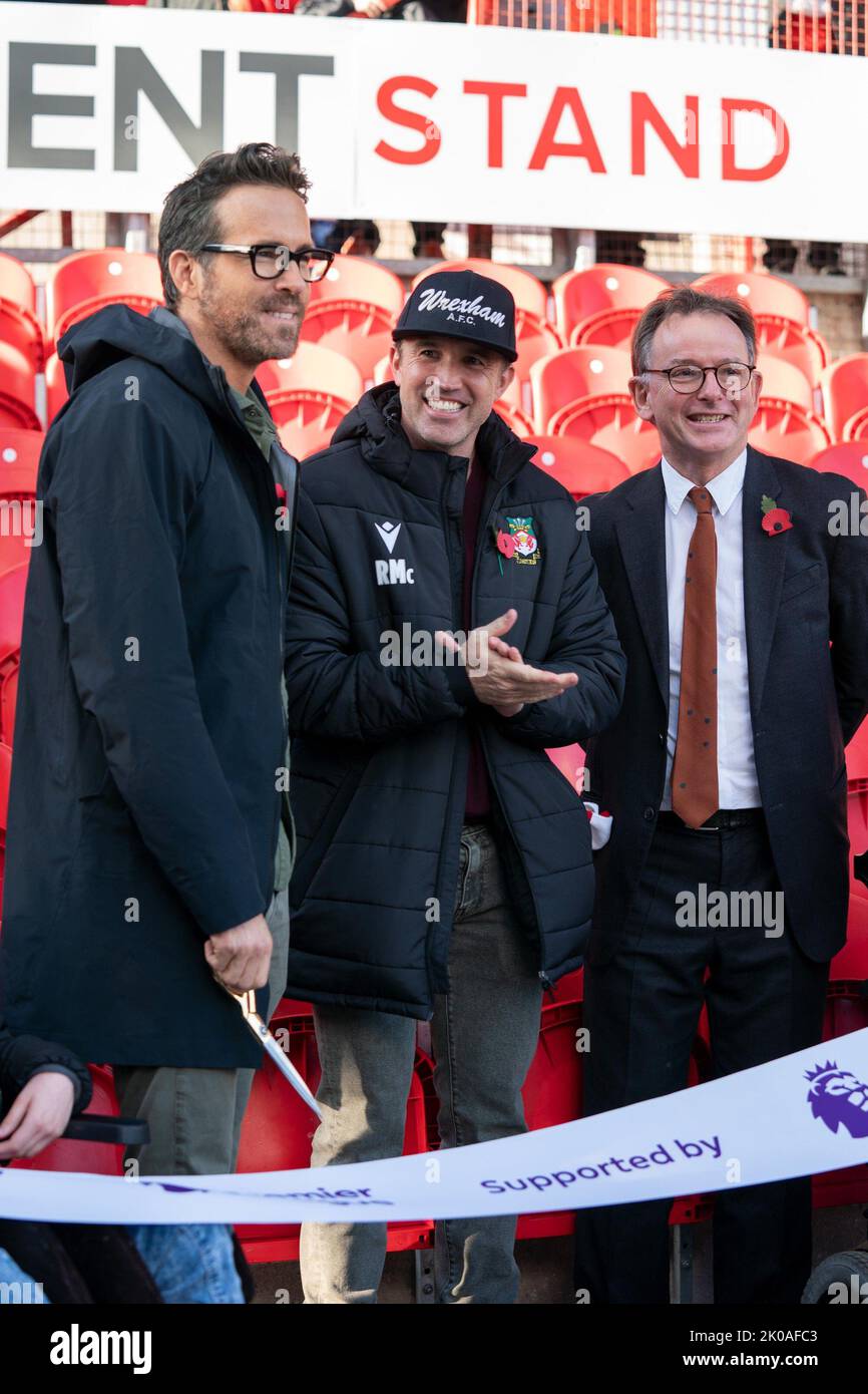 WILLKOMMEN BEI WREXHAM, Ryan Reynolds (links), Rob McElhenney (Mitte ...