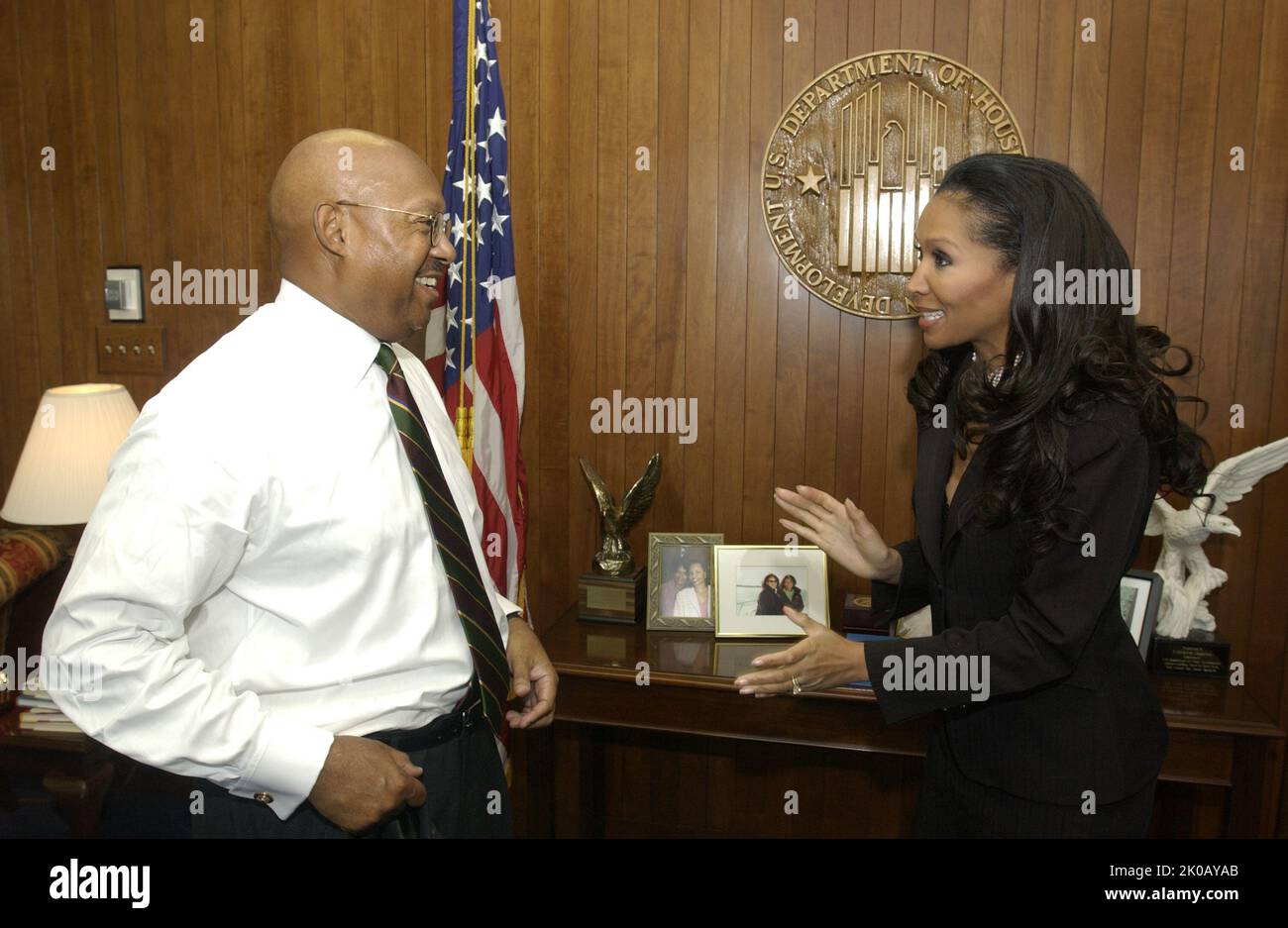 Sekretär Alphonso Jackson mit Angela McGlowan von Fox News Channel ...
