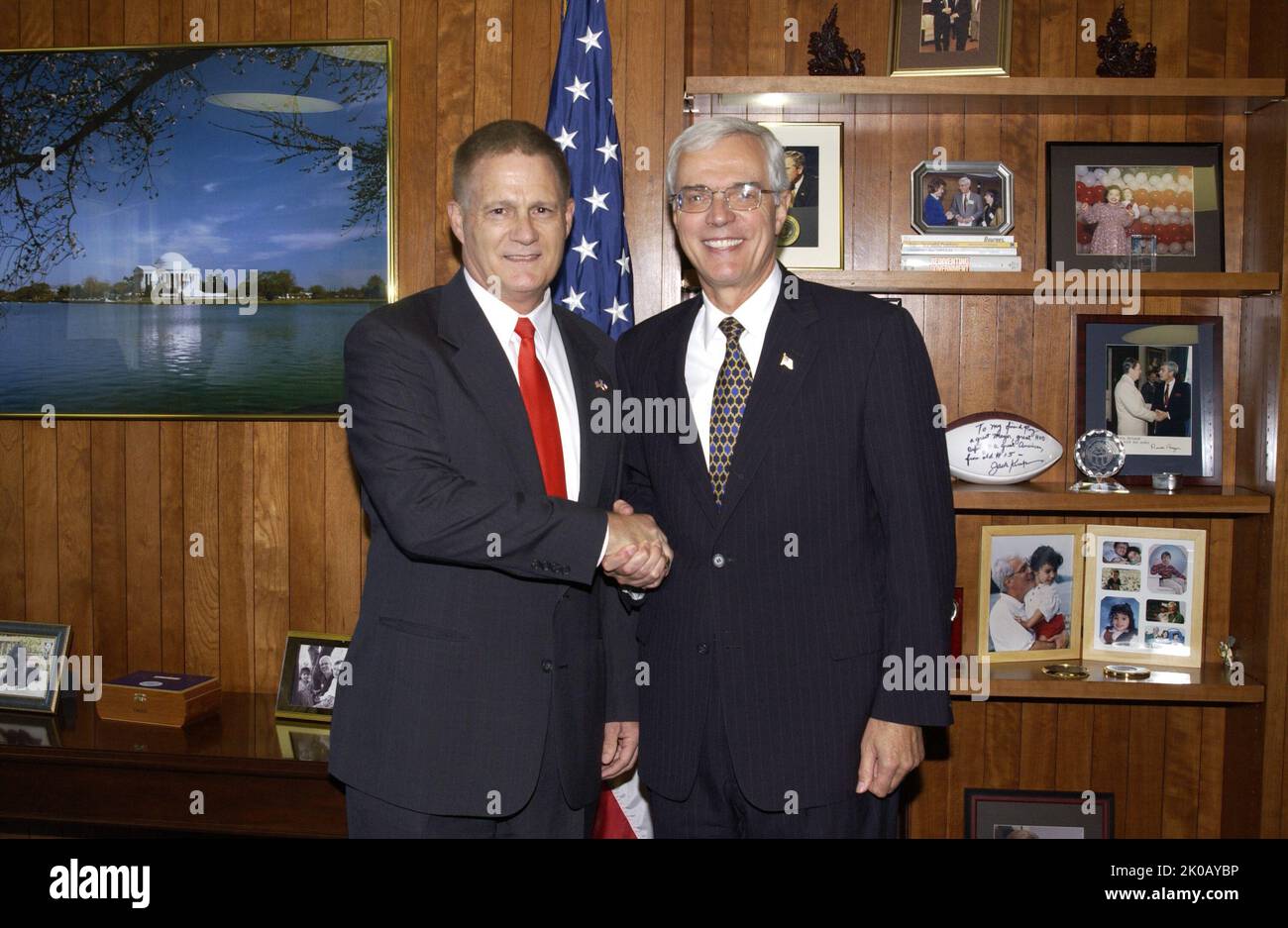 Stellvertretender Sekretär Roy Bernardi mit David Wallace ...