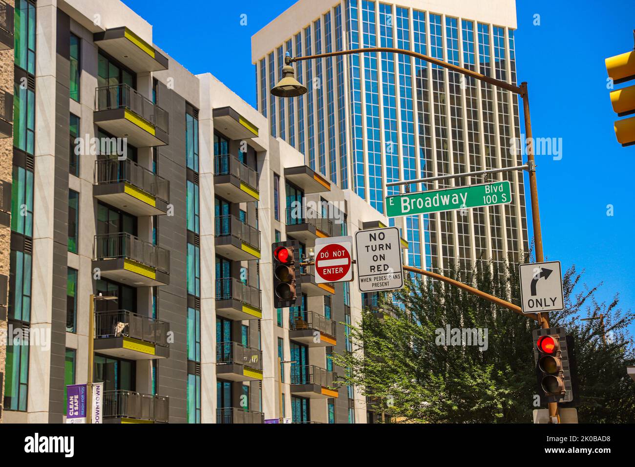 Straßenbeschilderung, Stoppschilder, Ampeln, Straßen, Fußgängerzone ...