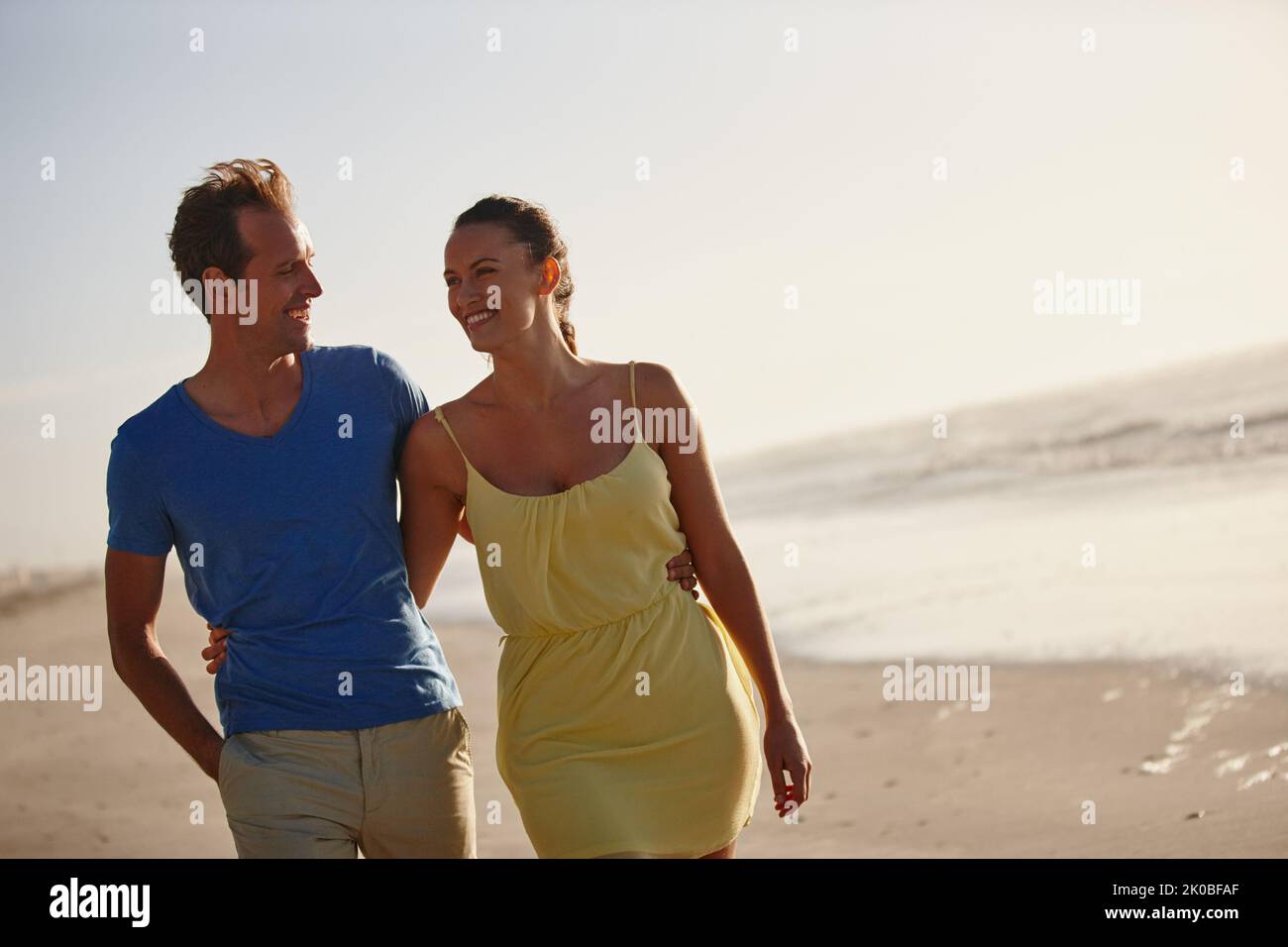 Junger mann geht am strand -Fotos und -Bildmaterial in hoher Auflösung ...