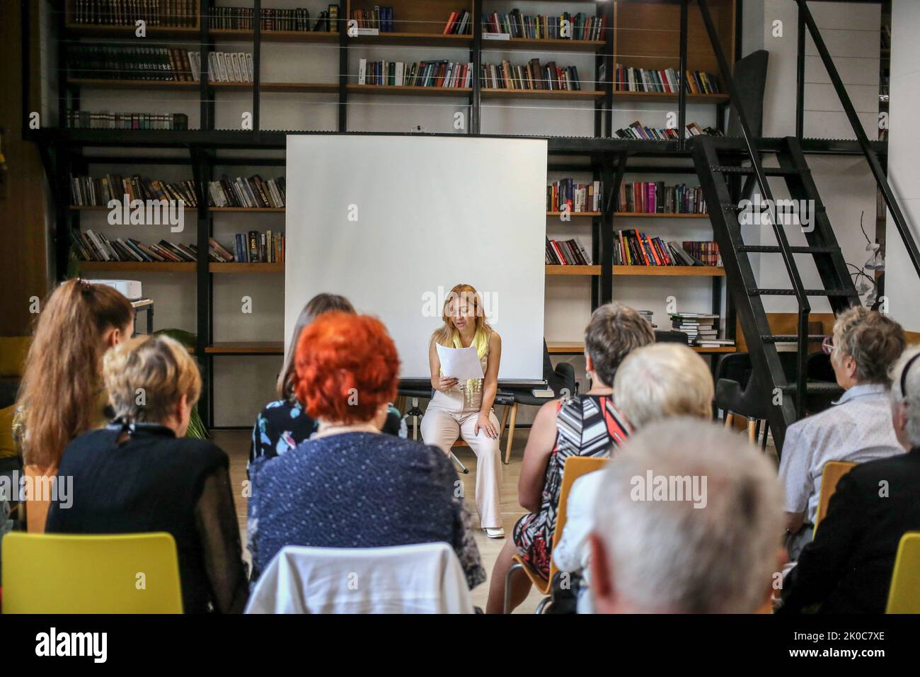 Olena Savchenko-Bezverkhova sah das Stück 'durch die Haut' vor einem ...