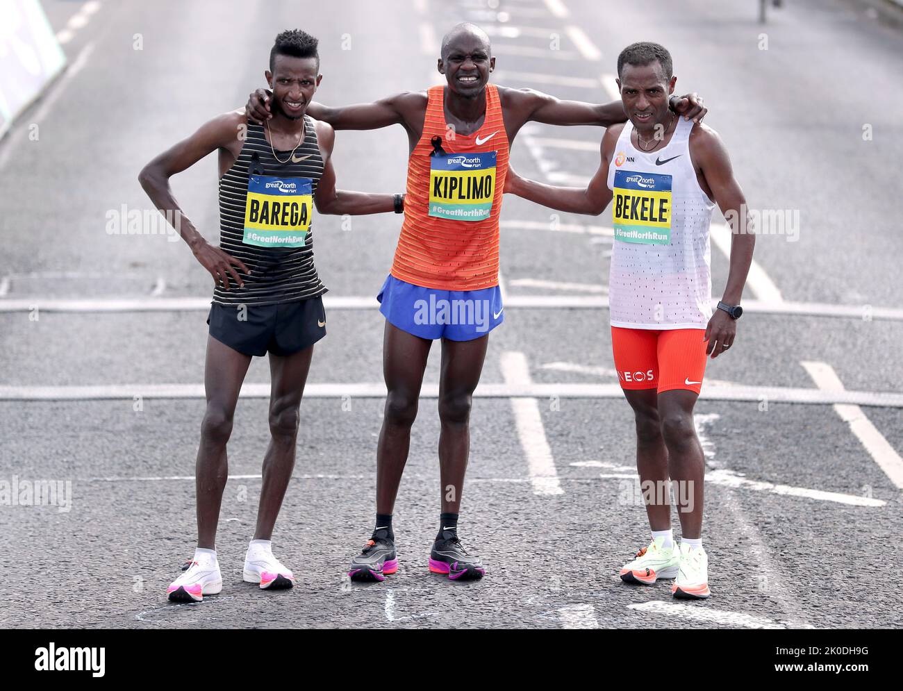 Der Elite Men-Rennsieger Jacob Kiplimo mit dem zweitplatzierten Selemon ...