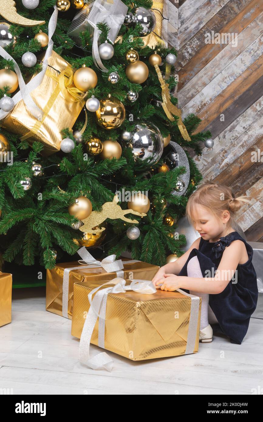 Auspacken eines weihnachtsbaumes -Fotos und -Bildmaterial in hoher ...