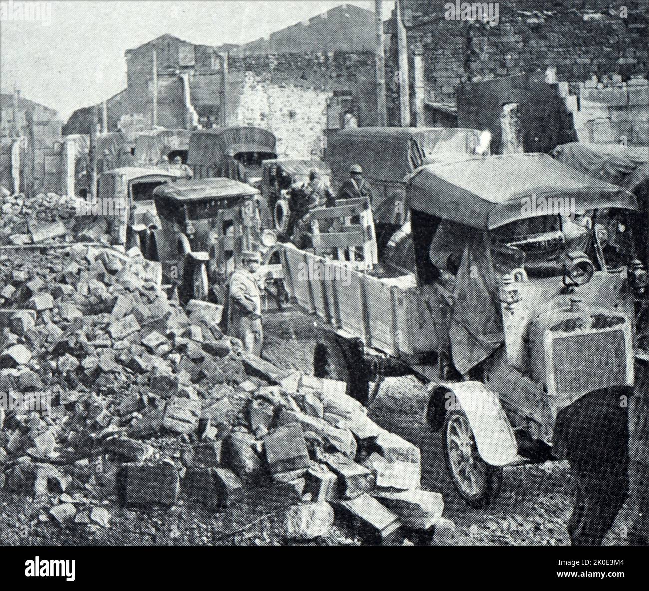 Der Konvoi passiert die zerstörten Gebäude in Verdun nach der Schlacht ...