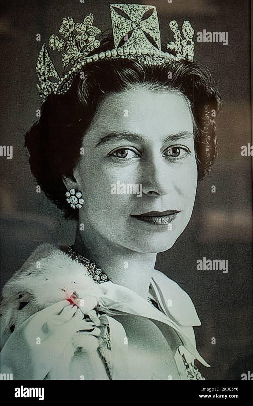 Queen elizabeth 11 tiara -Fotos und -Bildmaterial in hoher Auflösung ...