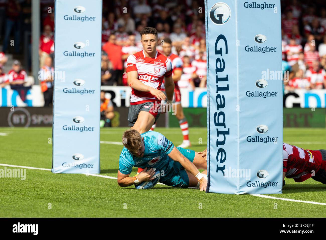 Charlie Atkinson von Wesps Rugby versucht es beim Spiel der Gallagher ...