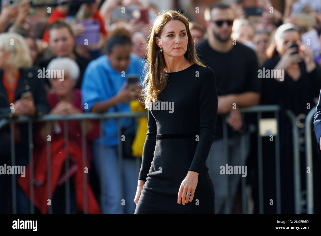Catherine Princess of Wales sieht Blumen auf dem langen Spaziergang vor ...