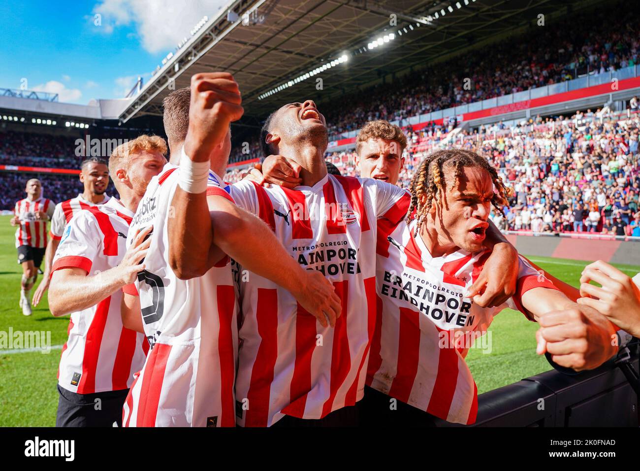 EINDHOVEN, NIEDERLANDE - 11. SEPTEMBER: Cody Gakpo von PSV feiert mit ...