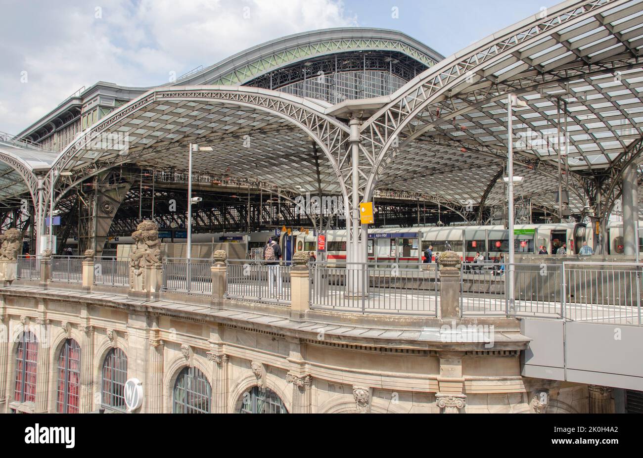 Der Kölner Hauptbahnhof ist der wichtigste Eisenbahnknotenpunkt in Köln ...