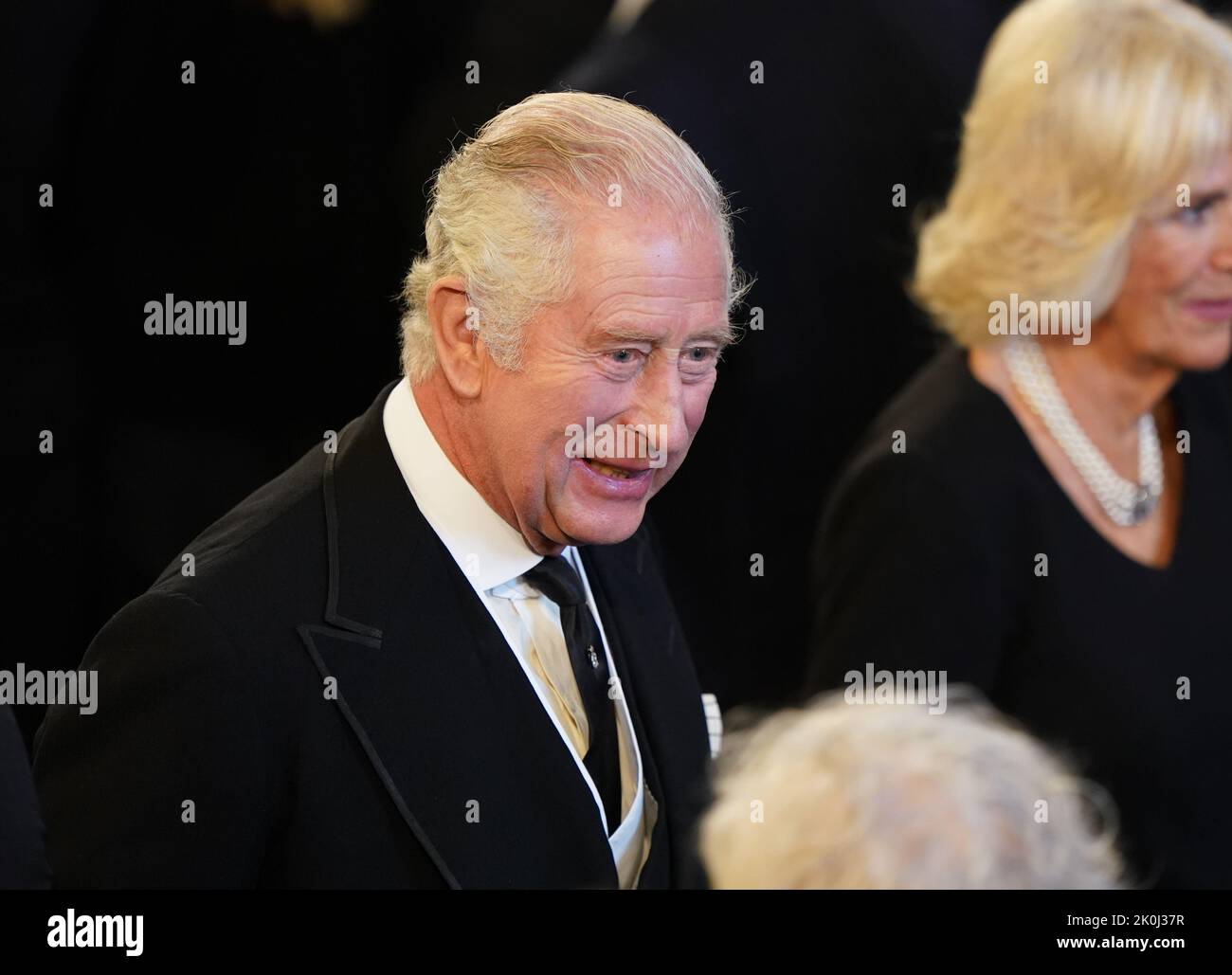 König Charles III verlässt Westminster Hall, London, nachdem sich beide ...