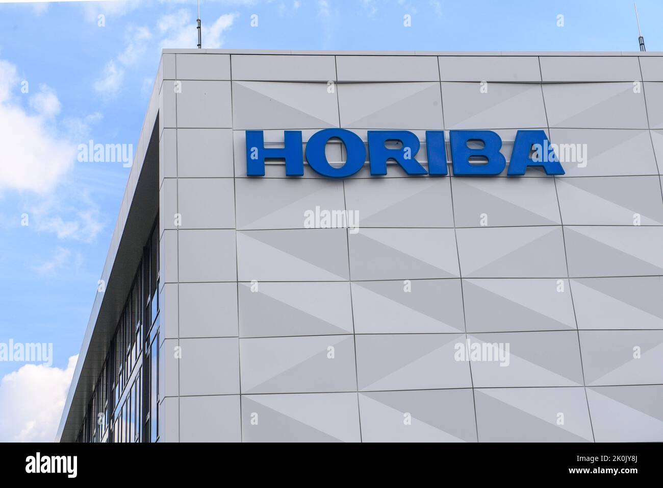Barleben, Deutschland. 12. September 2022. „HORIBA“ ist an der Fassade der Produktionshalle der ...