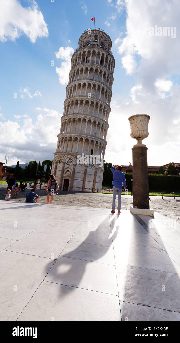 Der berühmte Schiefe Turm auf dem Platz der Wunder in Pisa, Toskana ...