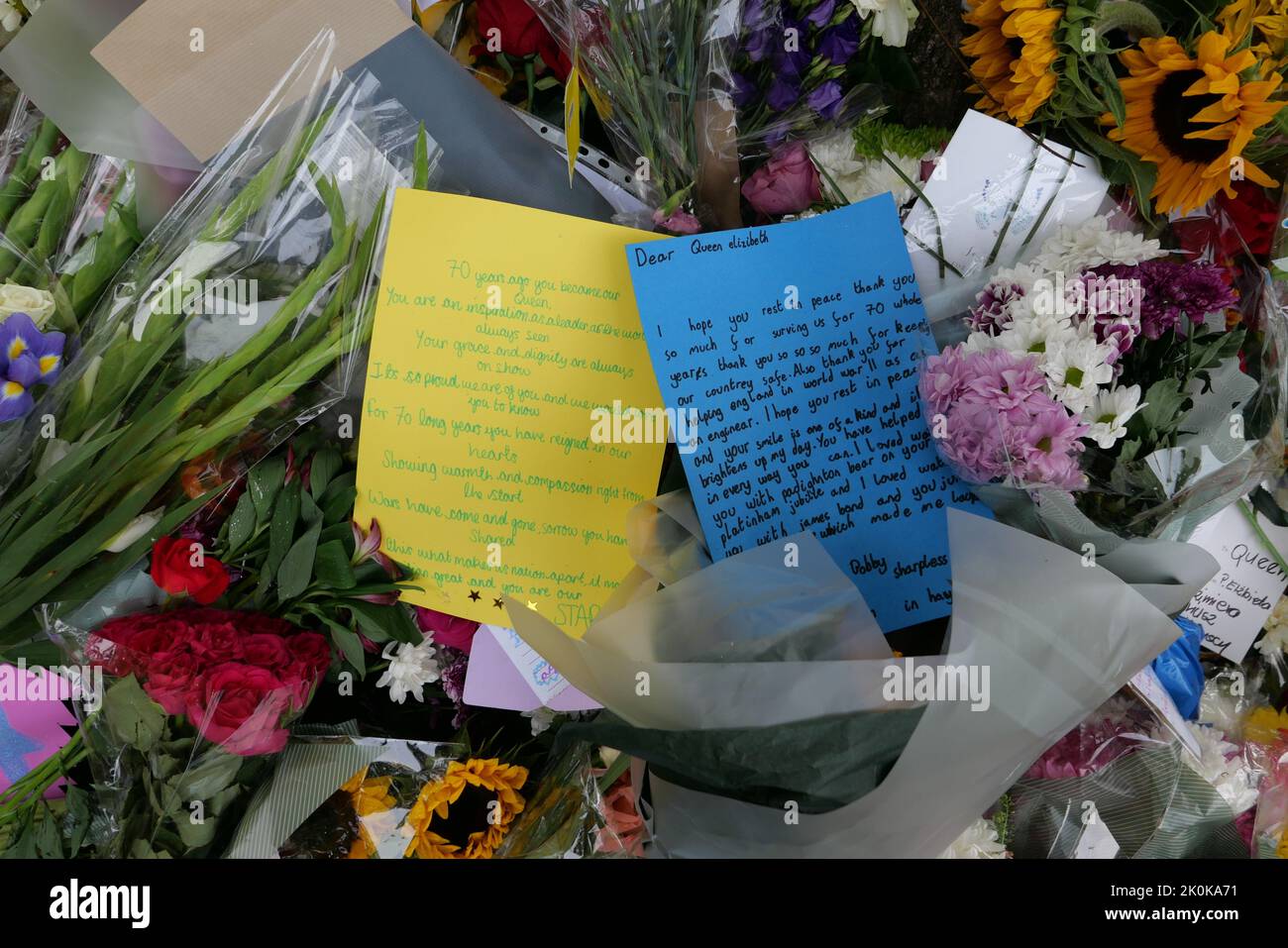 Blumensträuße, schriftliche Ehrungen, Kuscheltiere, Kerzen und Karten ...