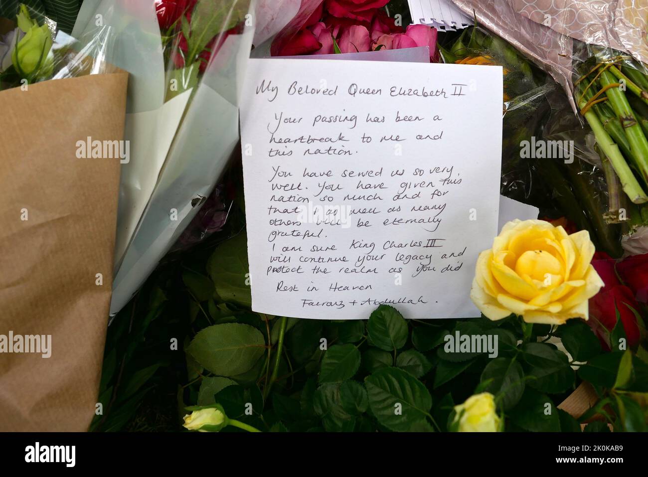 Blumensträuße, schriftliche Ehrungen, Kuscheltiere, Kerzen und Karten ...