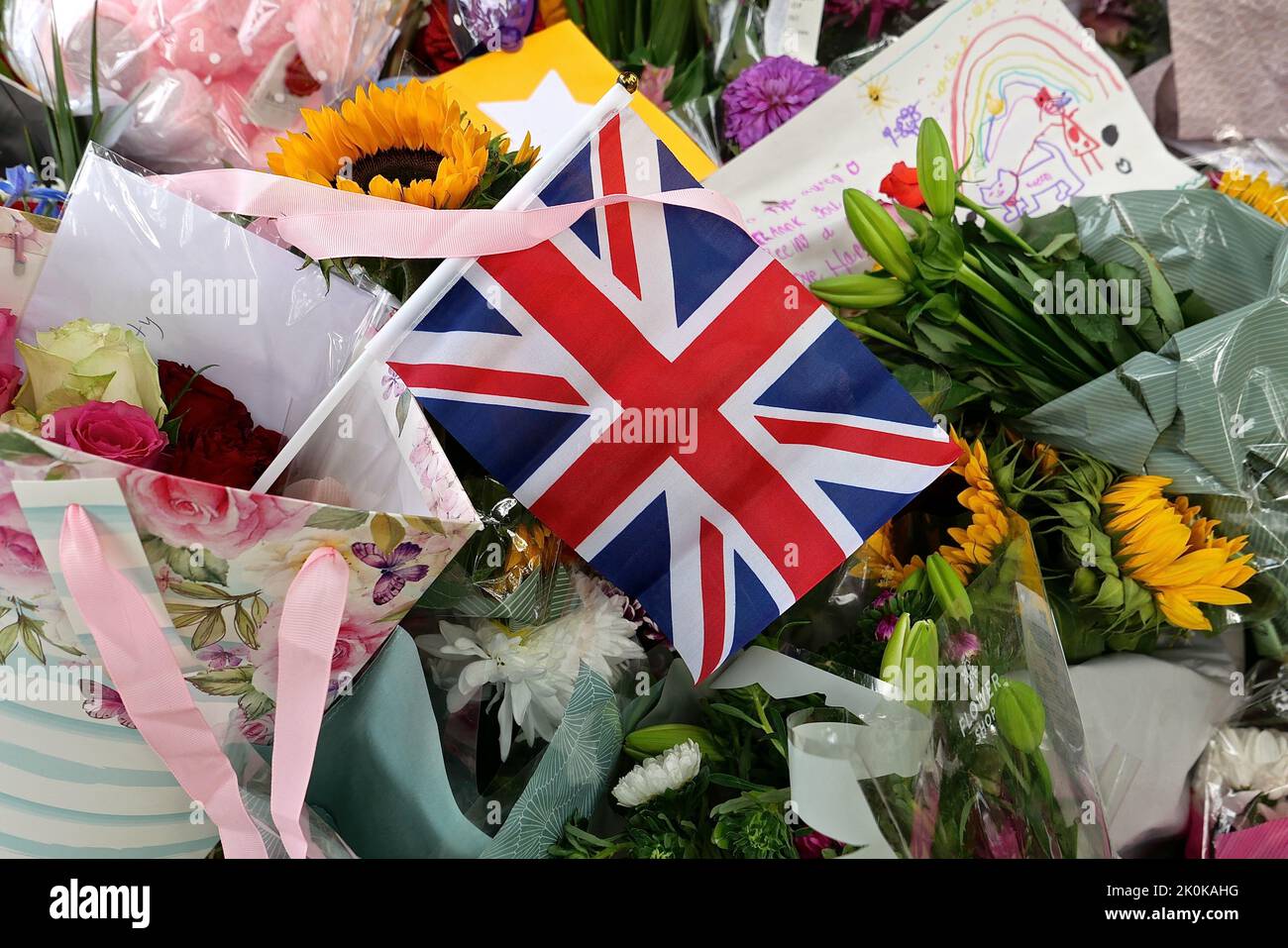 Blumensträuße, schriftliche Ehrungen, Kuscheltiere, Kerzen und Karten ...