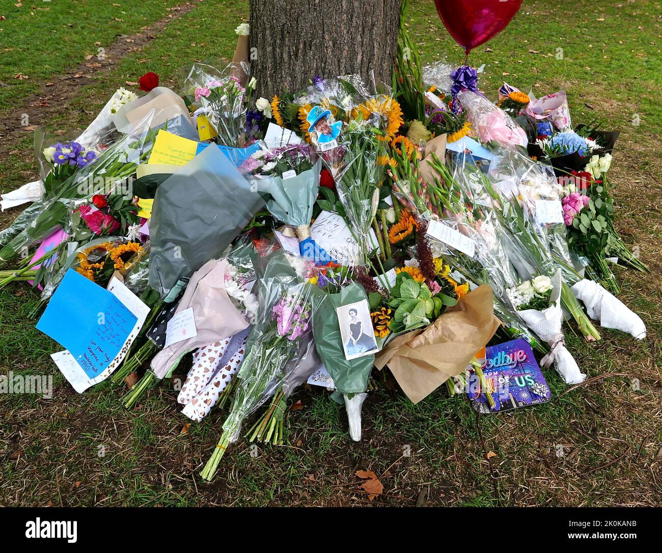 Blumensträuße, schriftliche Ehrungen, Kuscheltiere, Kerzen und Karten ...