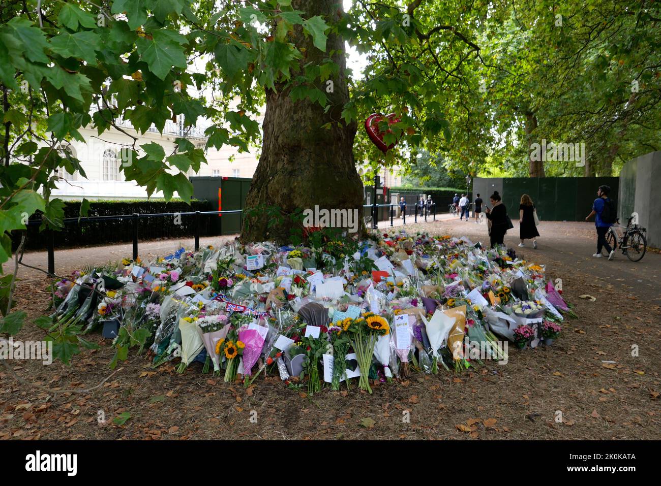 Blumensträuße, schriftliche Ehrungen, Kuscheltiere, Kerzen und Karten ...