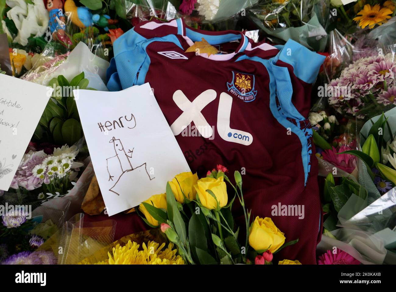 Blumensträuße, schriftliche Ehrungen, Kuscheltiere, Kerzen und Karten ...