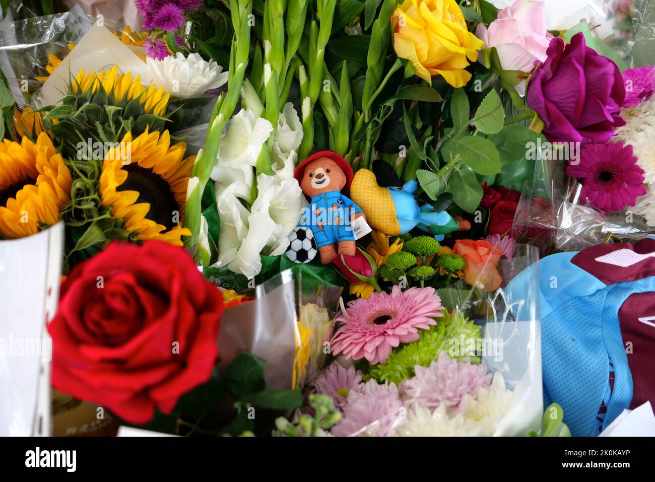 Blumensträuße, schriftliche Ehrungen, Kuscheltiere, Kerzen und Karten ...