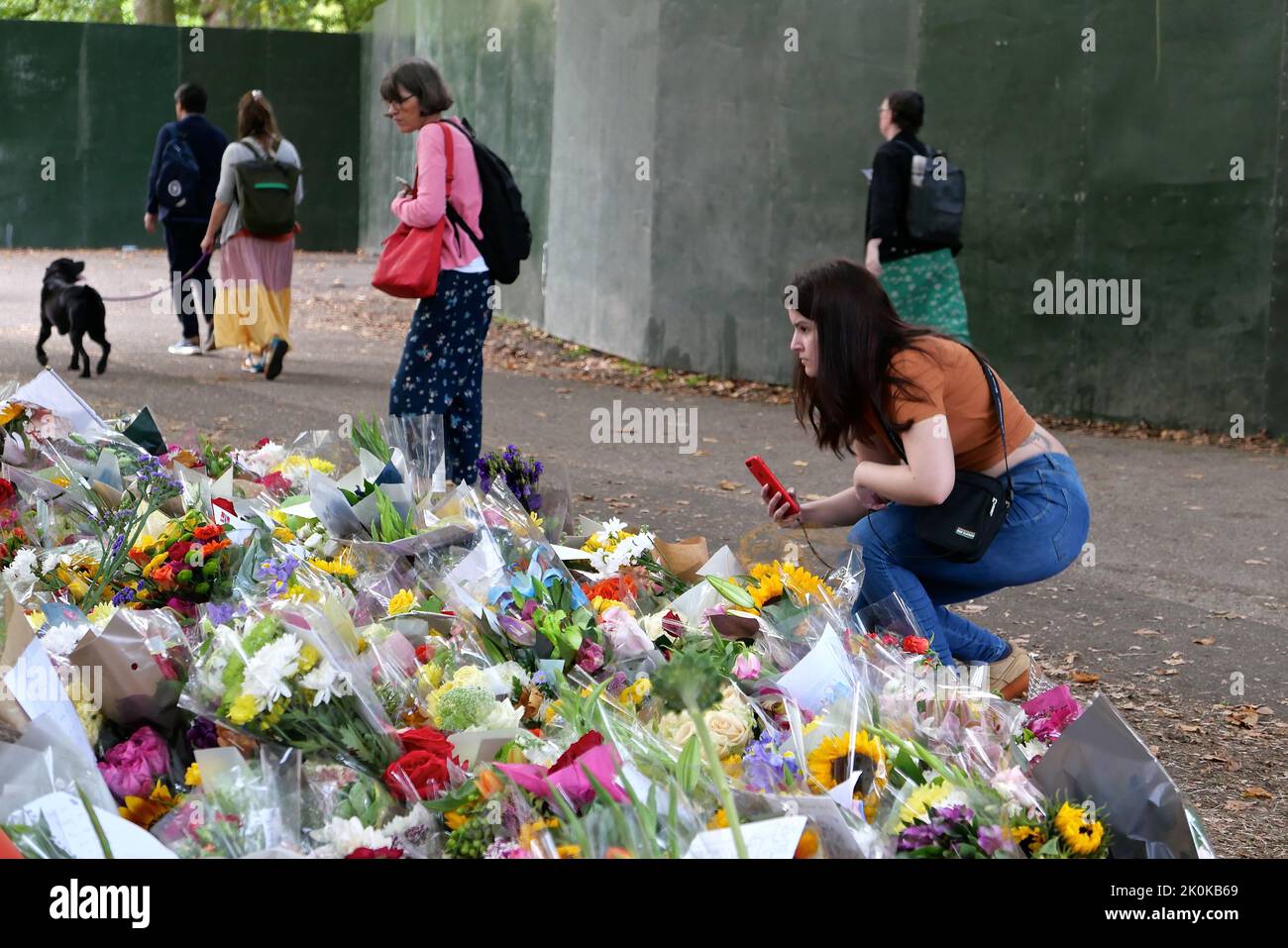 Blumensträuße, schriftliche Ehrungen, Kuscheltiere, Kerzen und Karten ...