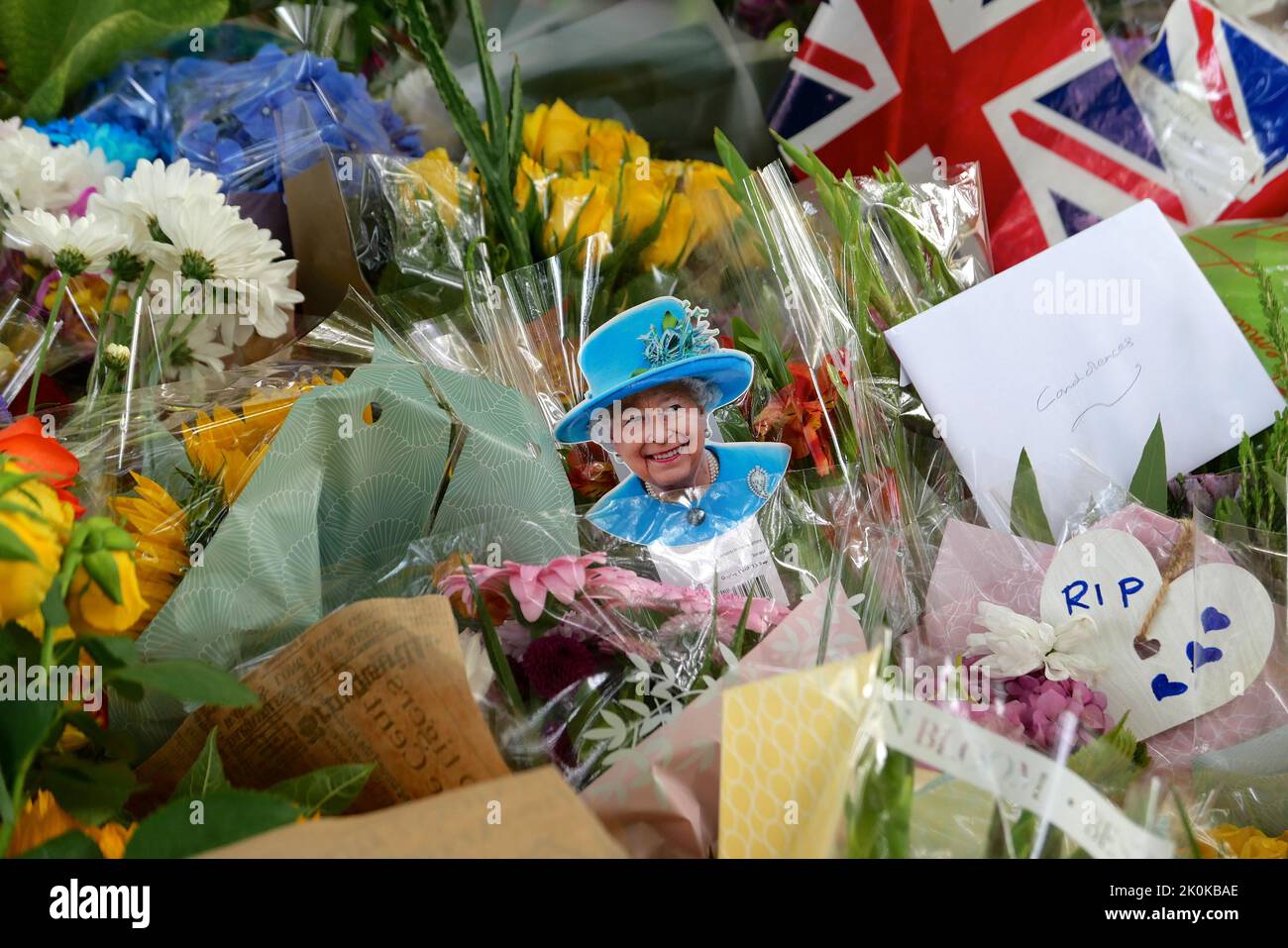 Blumensträuße, schriftliche Ehrungen, Kuscheltiere, Kerzen und Karten ...