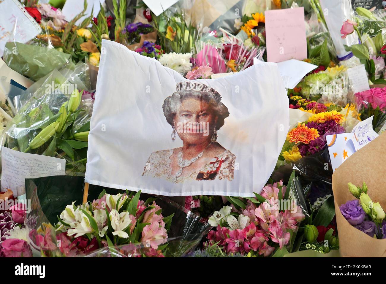 Blumensträuße, schriftliche Ehrungen, Kuscheltiere, Kerzen und Karten ...