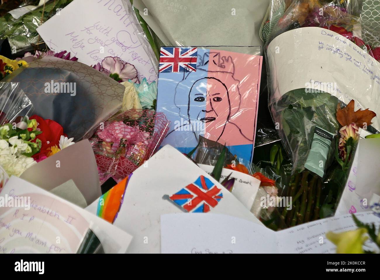 Blumensträuße, schriftliche Ehrungen, Kuscheltiere, Kerzen und Karten ...