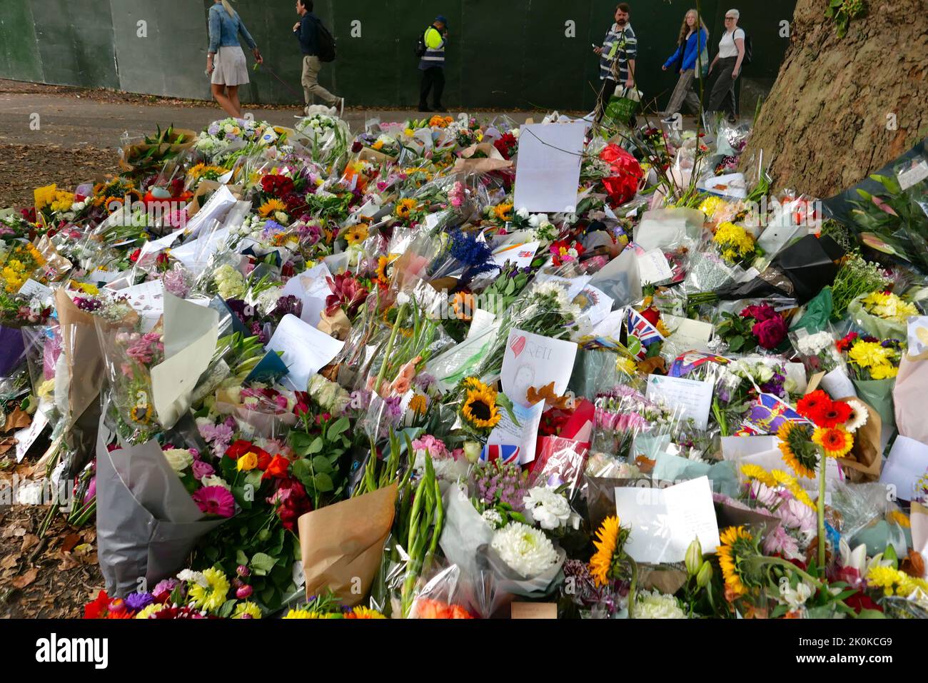 Blumensträuße, schriftliche Ehrungen, Kuscheltiere, Kerzen und Karten ...