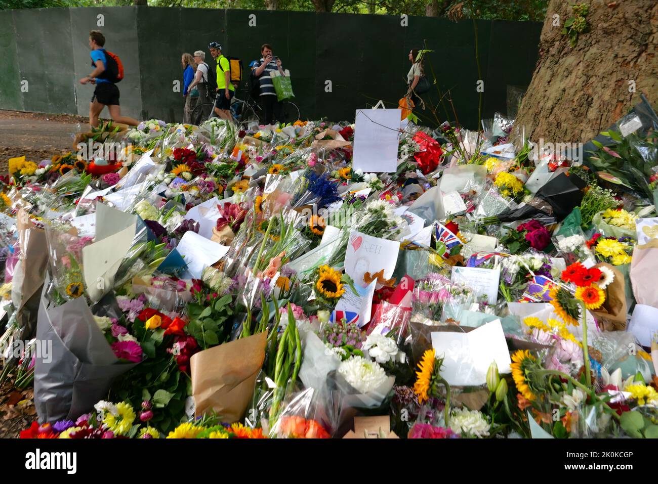 Blumensträuße, schriftliche Ehrungen, Kuscheltiere, Kerzen und Karten ...