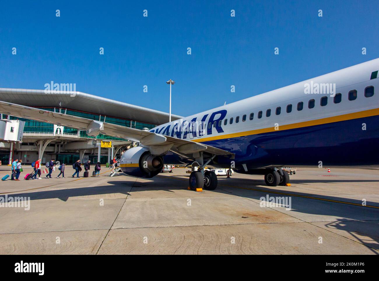 Passagiere, die am Flughafen Porto in Portugal ein Flugzeug der Ryanair ...