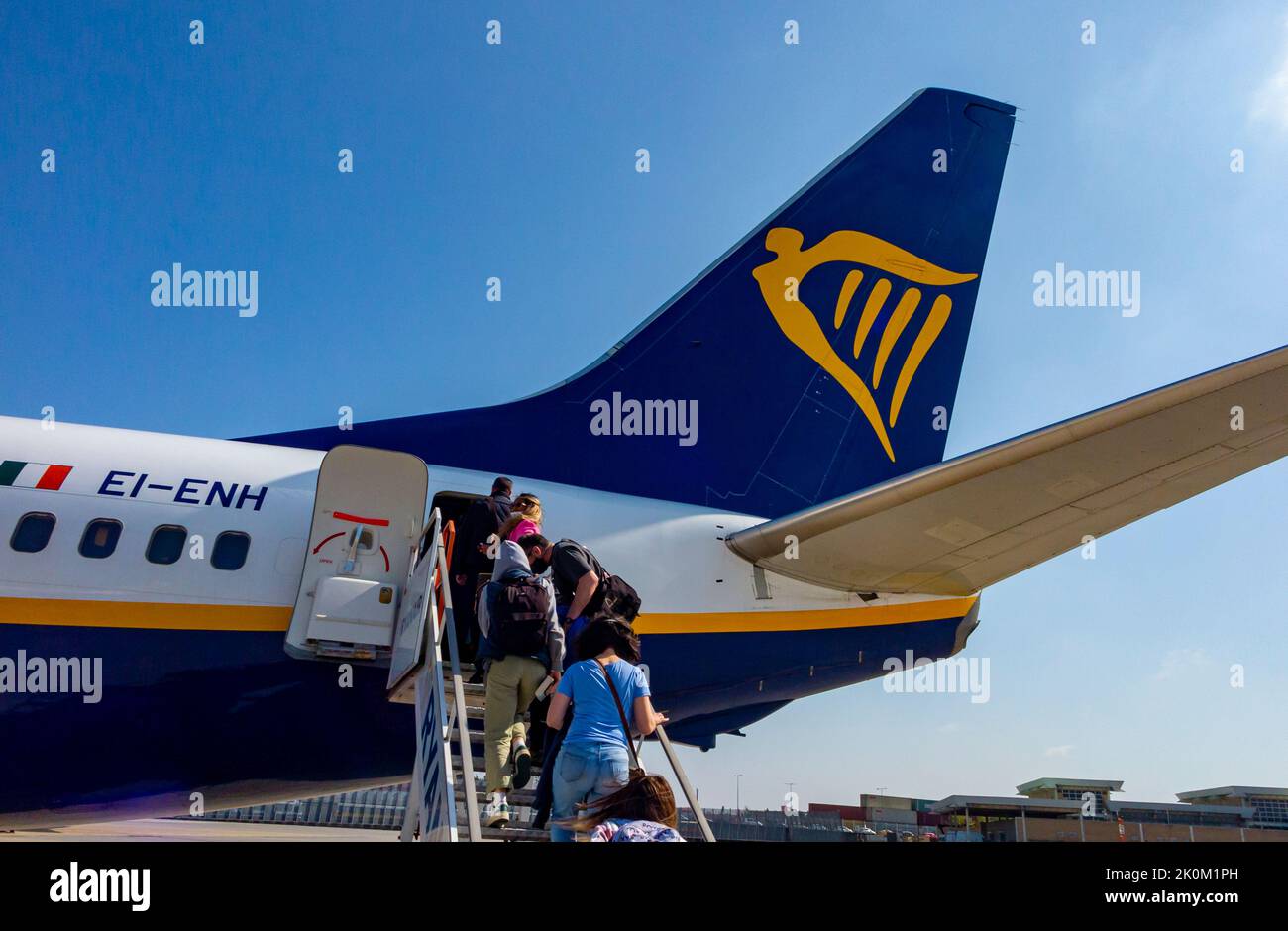 Passagiere, die am Flughafen Porto in Portugal ein Flugzeug der Ryanair ...
