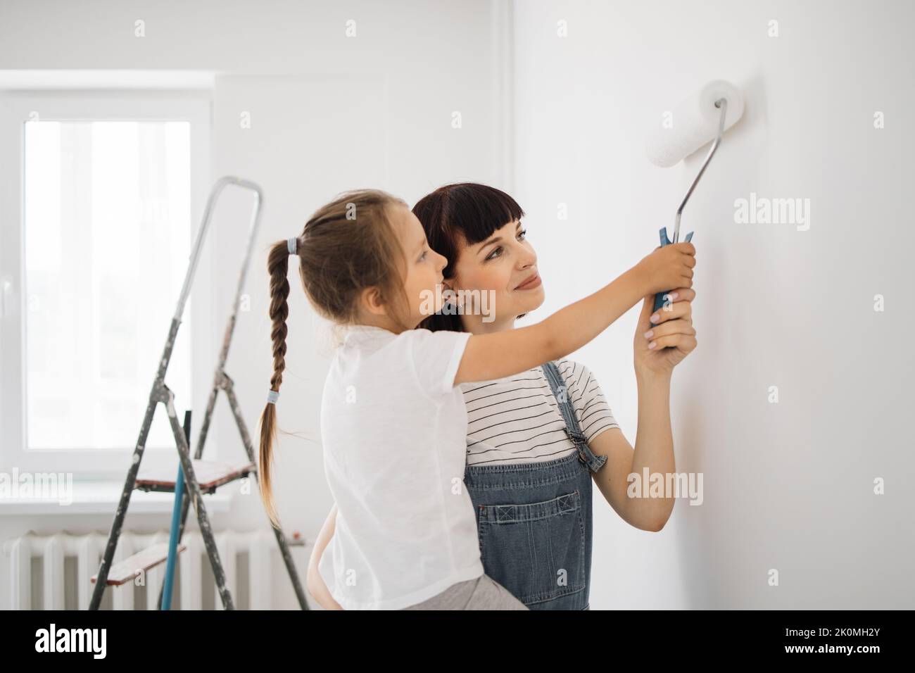 Reparatur in der Wohnung. Glückliche Familie Mutter und Tochter malen ...