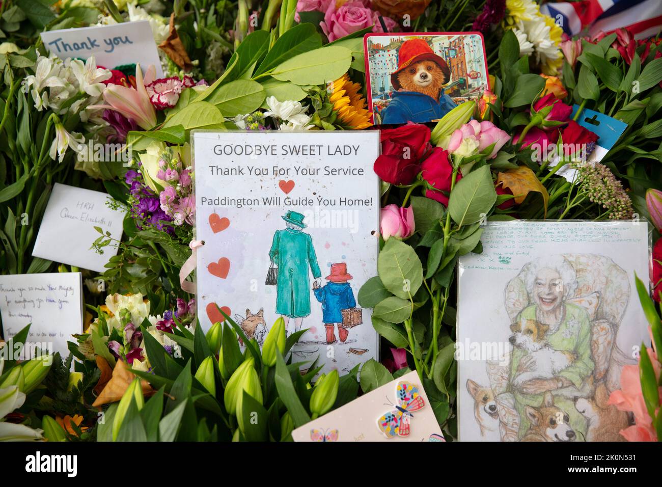 LONDON, Großbritannien - 2022. September: Tausende Blumen, Karten und ...