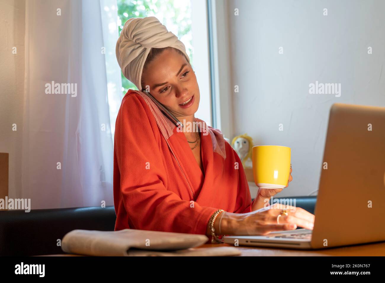 Symbolisches Bild Prärastination, junge Frau versucht, viele Dinge gleichzeitig zu tun, nach dem ...