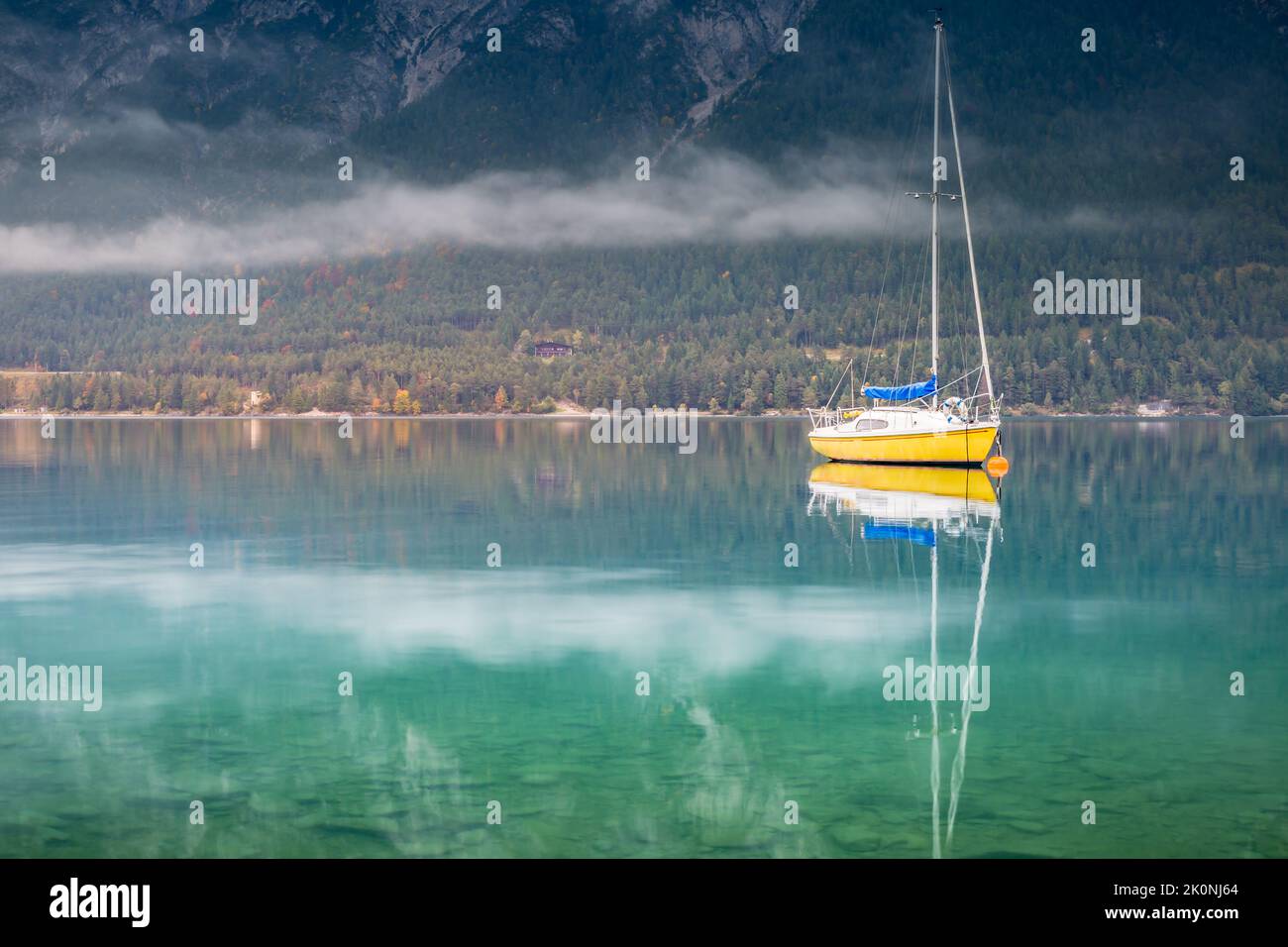 Segelboote in Achensee bei Innsbruck bei ruhiger Morgendämmerung ...