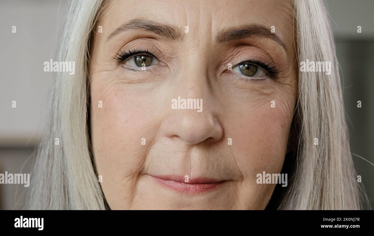 Schöne Oma Fotos Und Bildmaterial In Hoher Auflösung Alamy