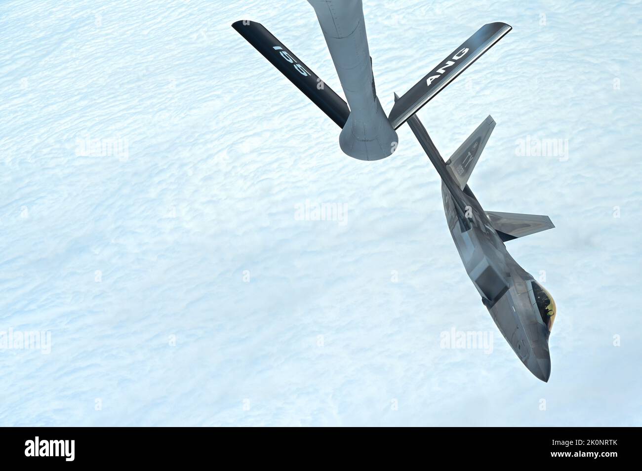 Ein F-22 Raptor mit dem Demonstrationsteam der Joint Base Langley-Eustis fliegt neben einem KC ...