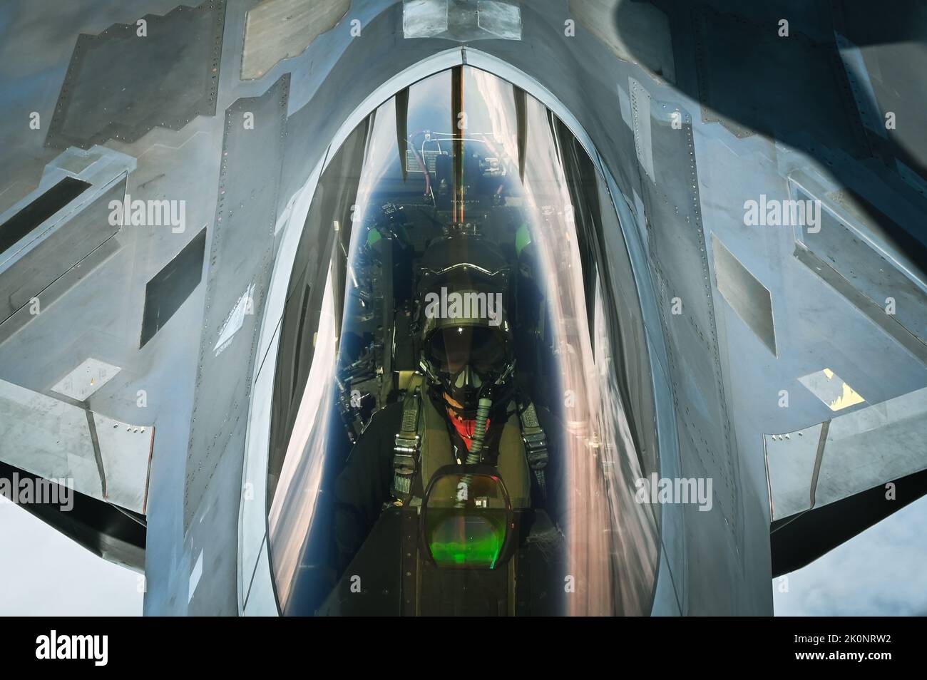 Ein F-22 Raptor Pilot mit dem Demonstrationsteam von der Joint Base Langley-Eustis erhält ...