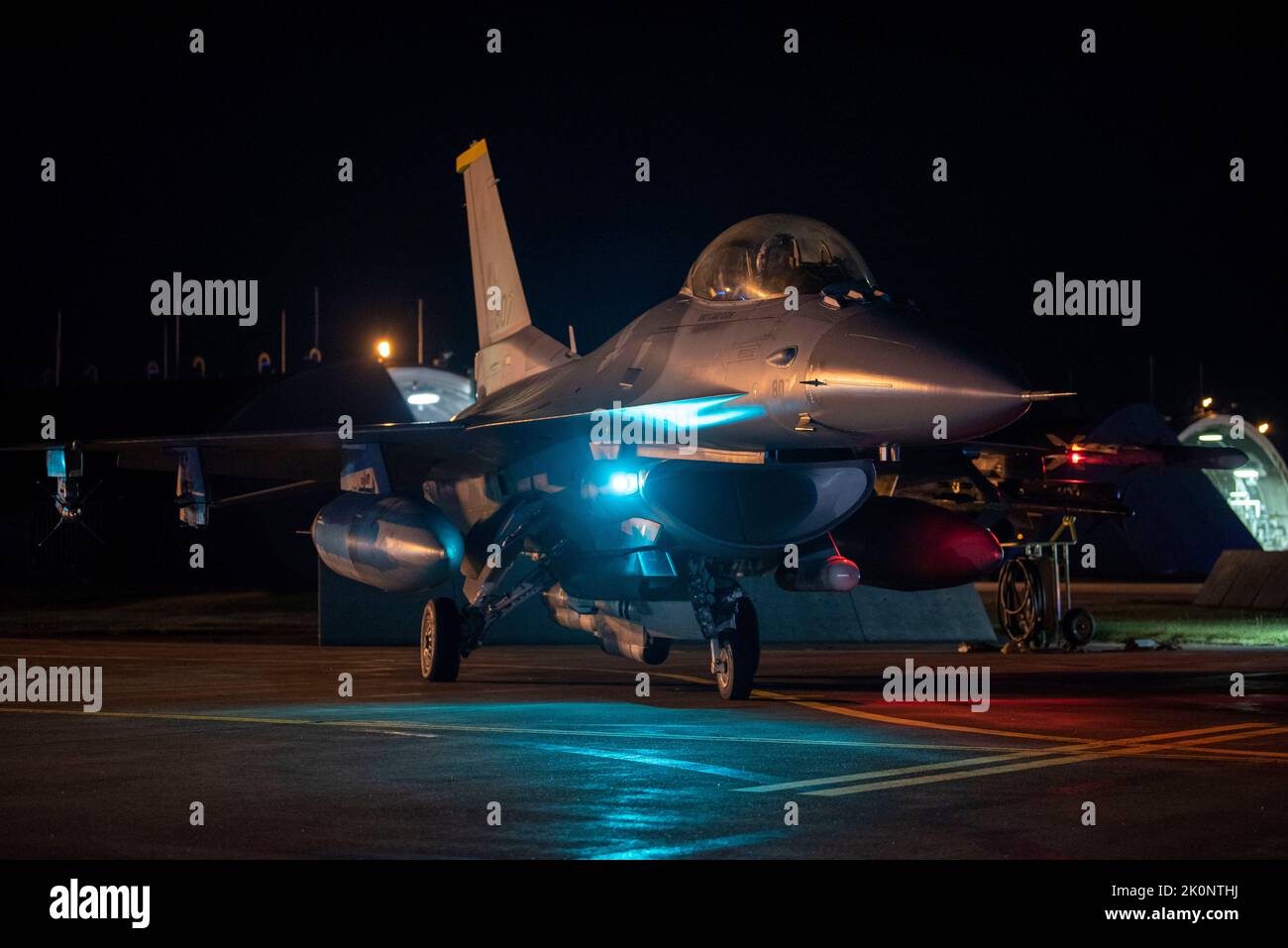 Ein US Air Force Airman, der dem 14. Fighter Squadron zugewiesen wurde, taxis einen F-16 ...