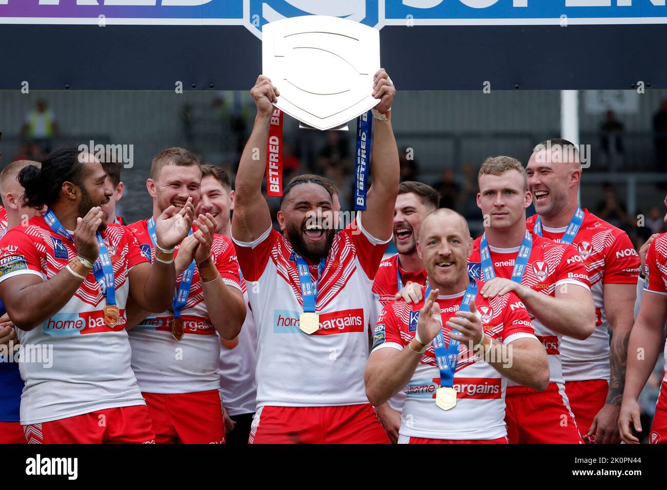 Konrad Hurrell von St. Helens hebt die Liga-Führer 2022 Shield nach dem ...