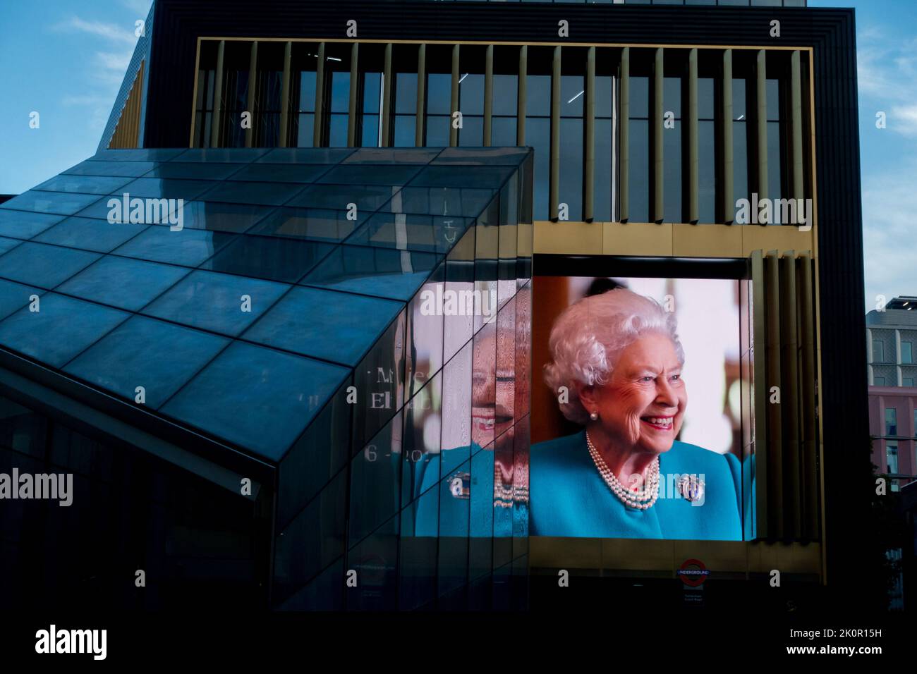 Plakatwände kündigen den Tod von Königin Elizabeth II. Im Londoner West ...