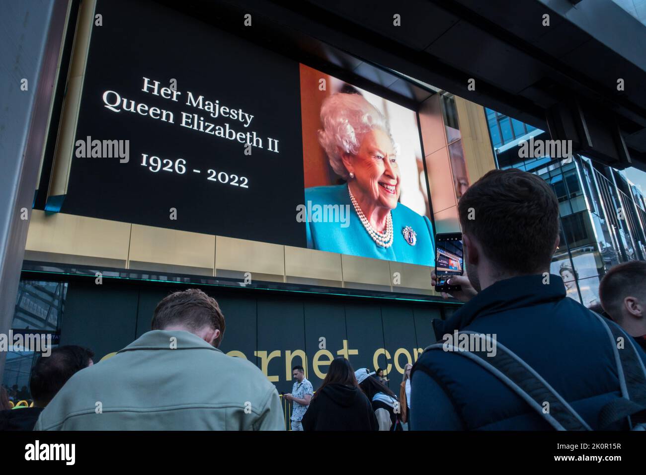 Plakatwände kündigen den Tod von Königin Elizabeth II. Im Londoner West ...