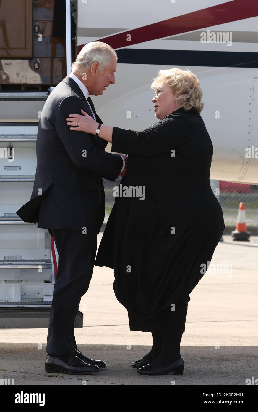 Lord Lieutenant of Belfast Fionnuala Jay-O'Boyle begrüßt König Charles ...
