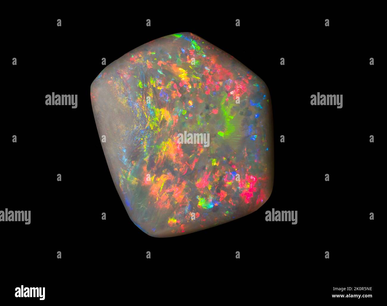 Australische Opal-Edelsteine, aufgenommen auf einem schwarzen ...