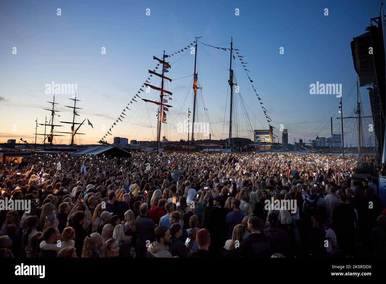 Großes Publikum beim Tobias Rahim Konzert beim Tall Ship Race 2022 ...