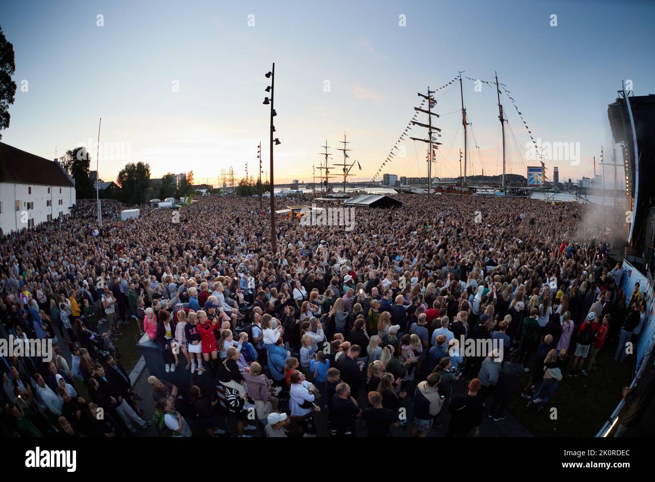 Großes Publikum beim Tobias Rahim Konzert beim Tall Ship Race 2022 ...