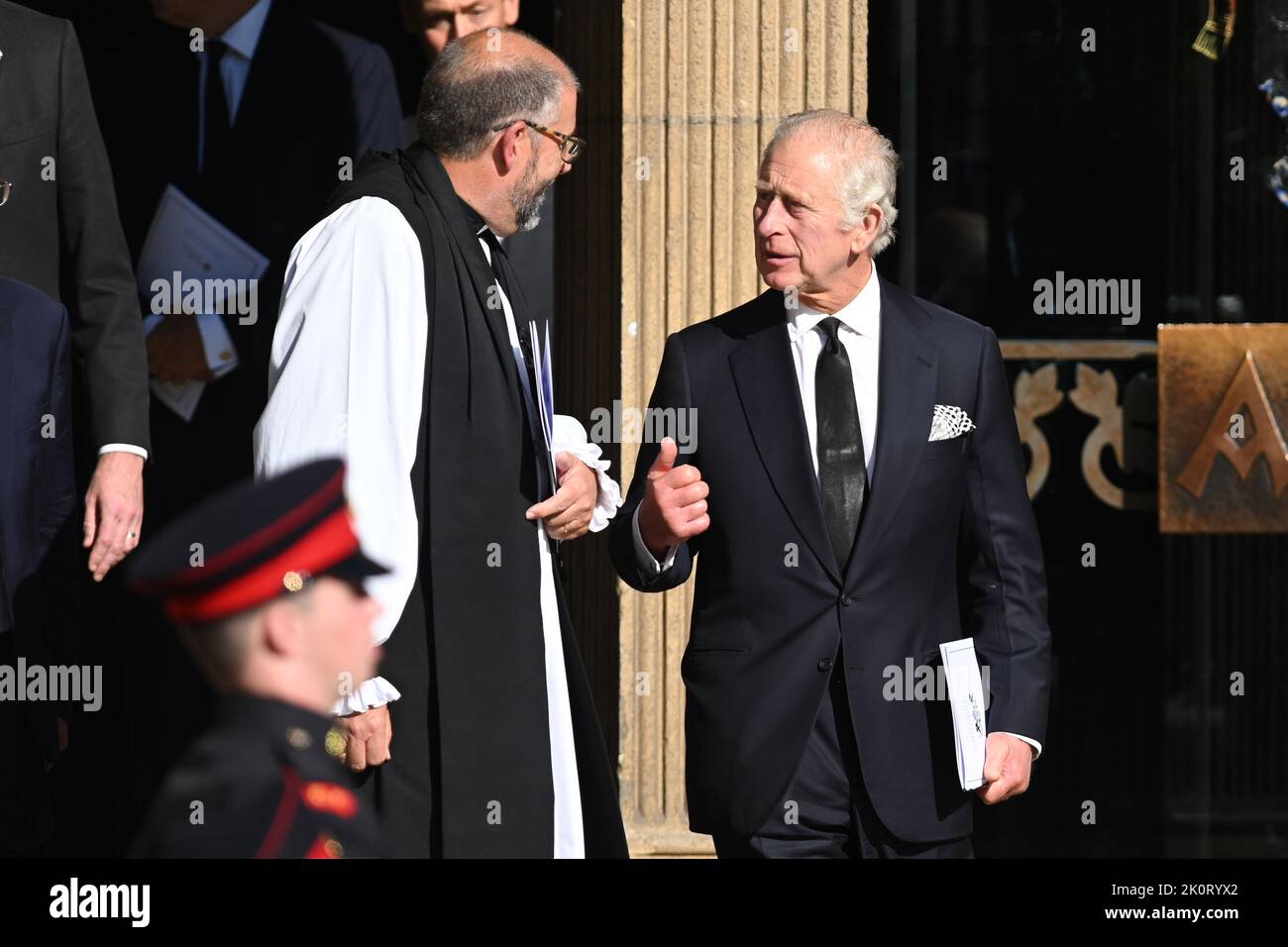 König Charles III. Verlässt die St. Anne's Cathedral in Belfast während ...
